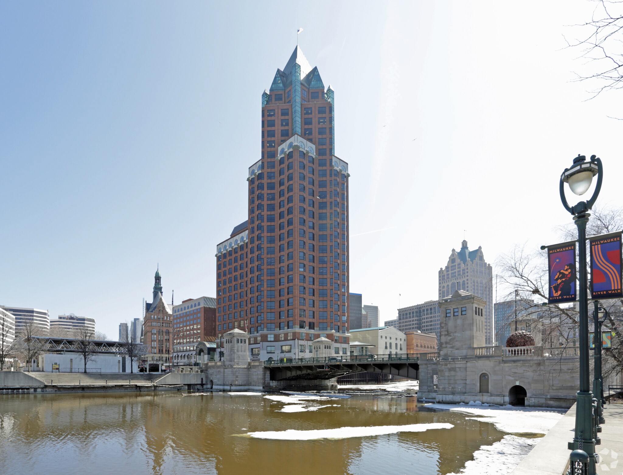 News | Bank’s Skyscraper to Get Makeover As Part of Push Into Milwaukee